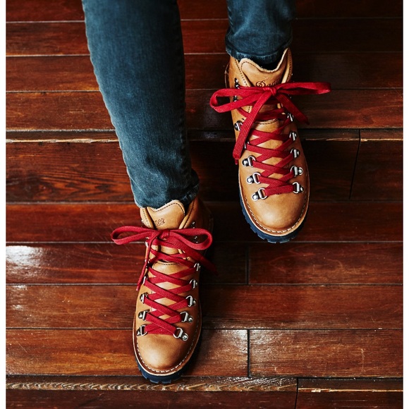 Danner | Shoes | Nib Reese Witherspoons Danner Mountain Light Cascade ...